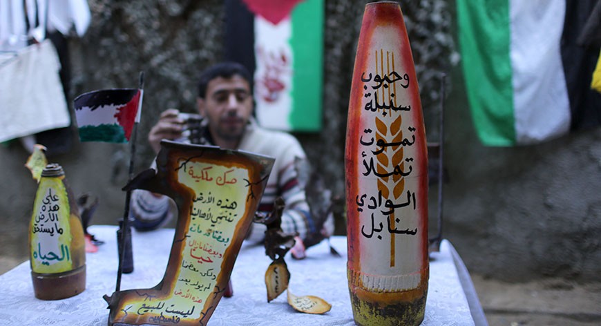 Creative Gazans develop new crafts to cope with siege - Al-Monitor ...