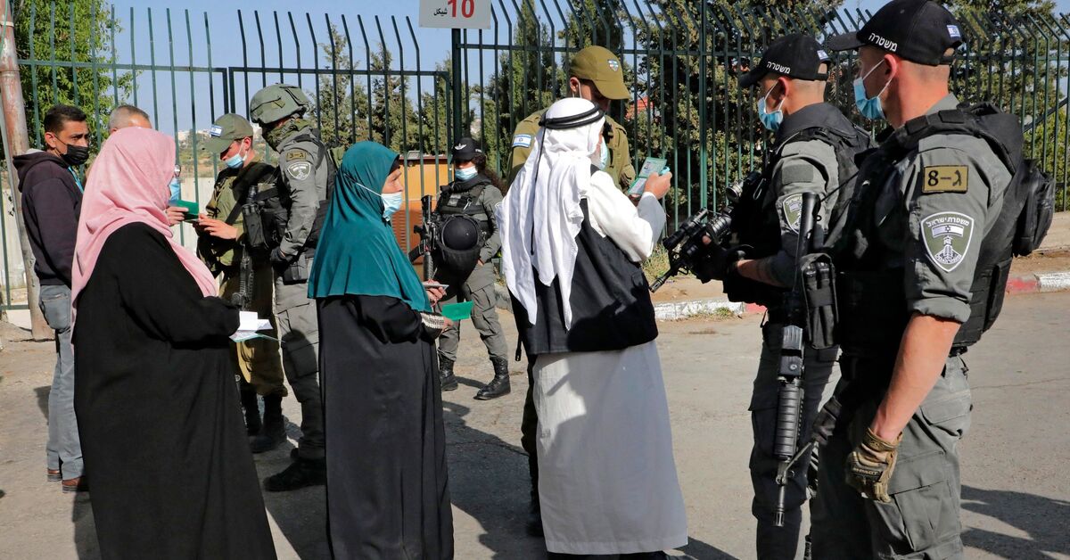 Palestinians attend prayers at Al-Aqsa mosque amid Israeli virus ...
