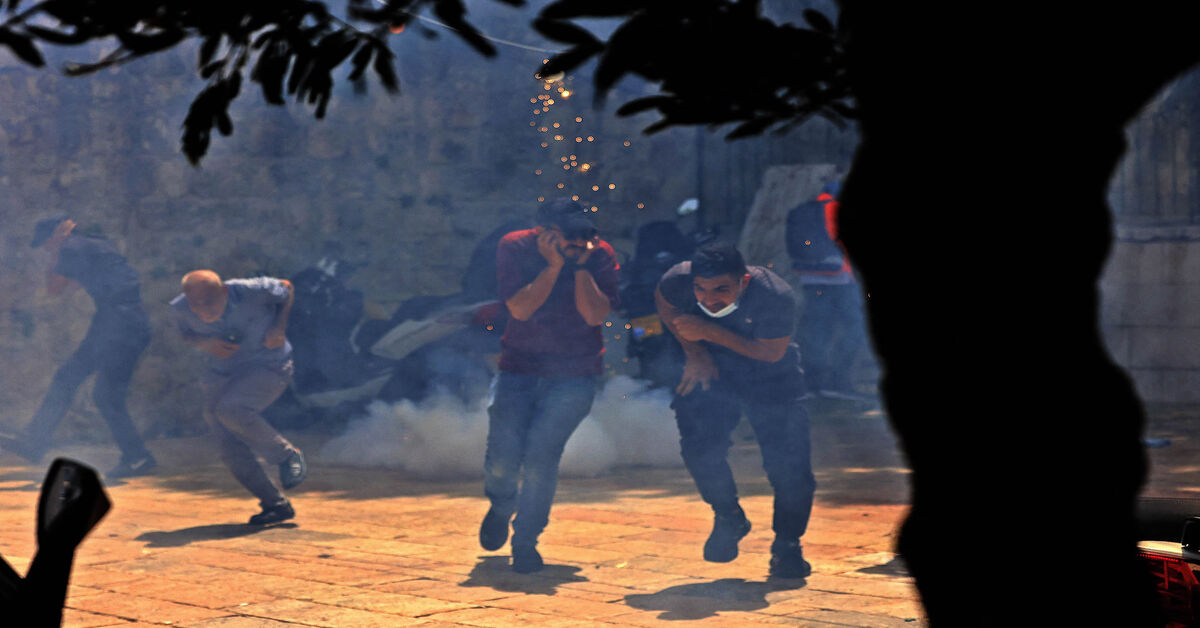 After violent weekend in Jerusalem, clashes erupt on Temple Mount - AL ...