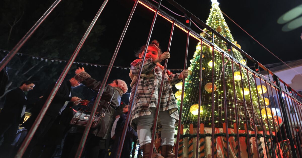 Gaza’s Christians light Christmas tree - AL-Monitor: The Middle Eastʼs ...