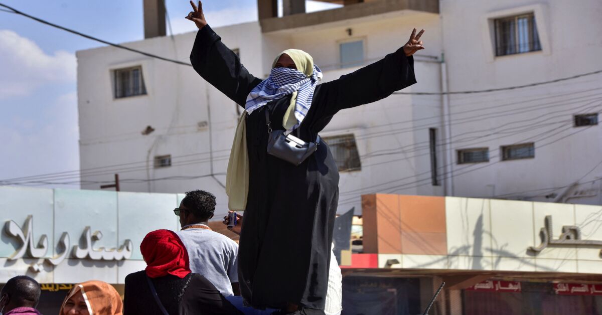 Egypt-Sudan road closure impacts flow of goods - AL-Monitor: The Middle ...