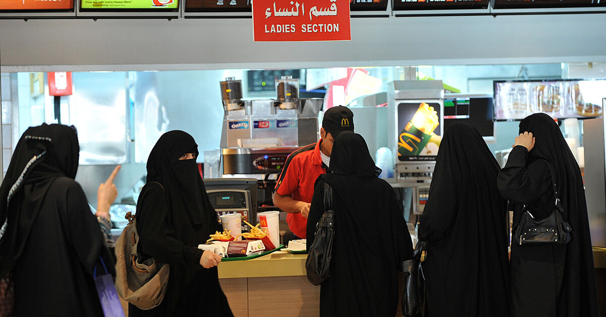 Saudi fast food giant ready to challenge KFC in Egyptian market - AL ...