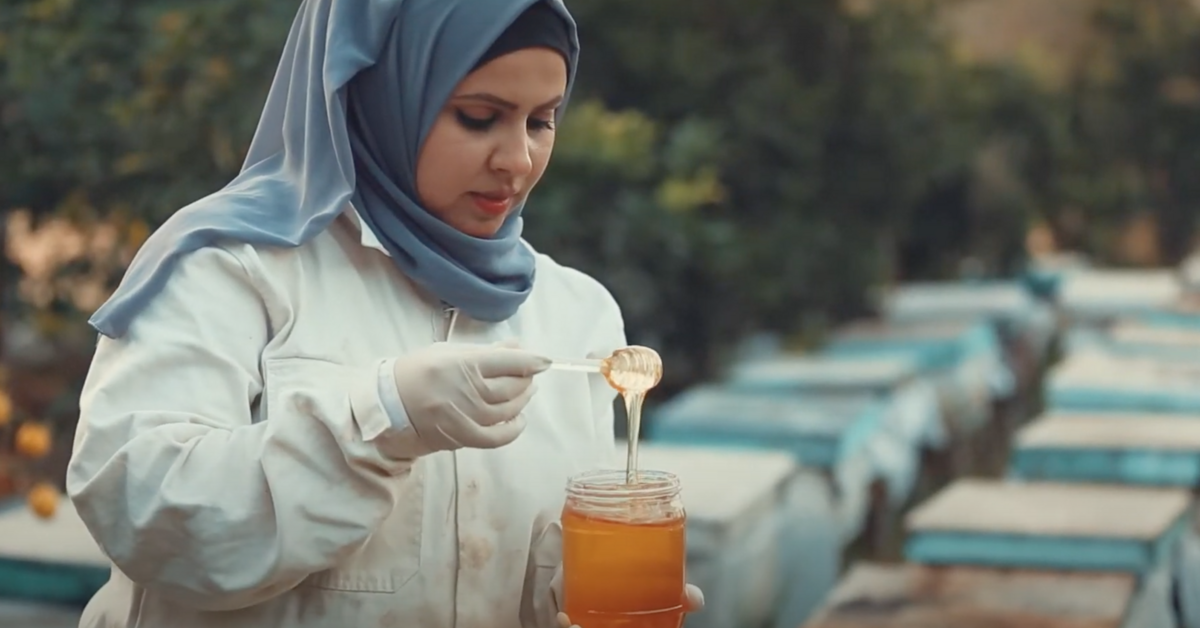 Gaza's first female beekeeper expands apiary - AL-Monitor: The Middle ...
