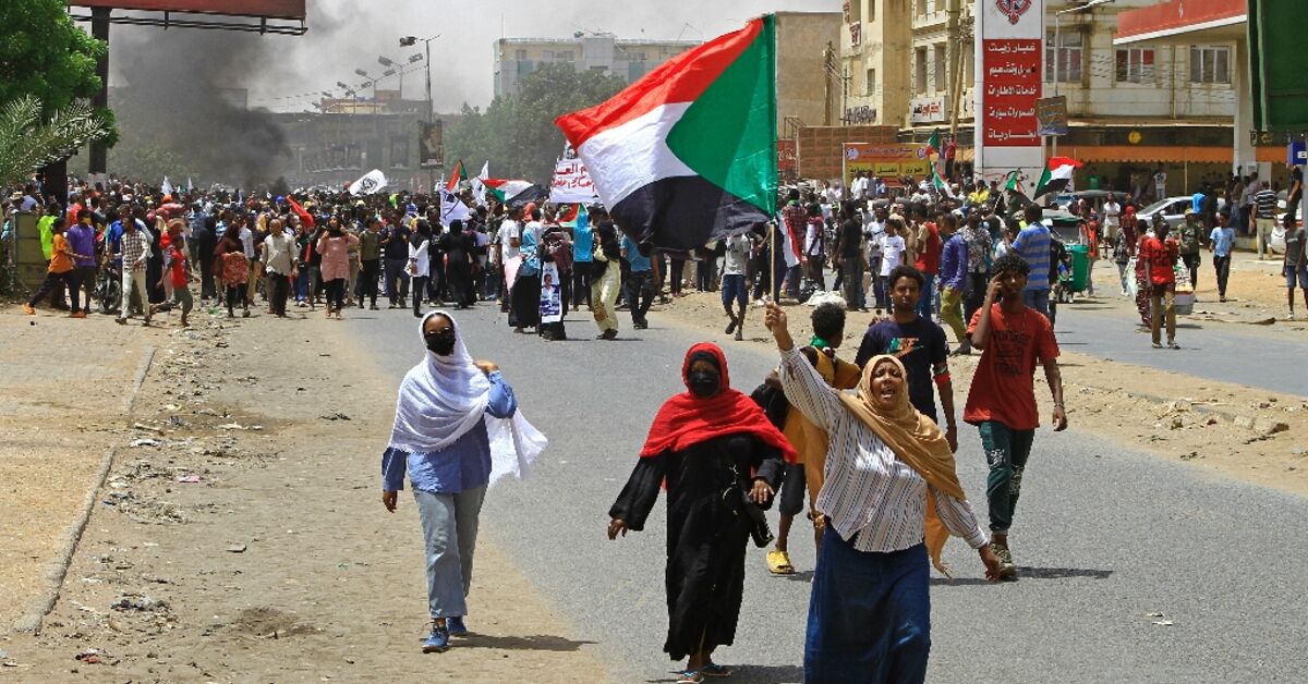 Hundreds of anti-coup protesters in Sudan defy security forces - AL ...