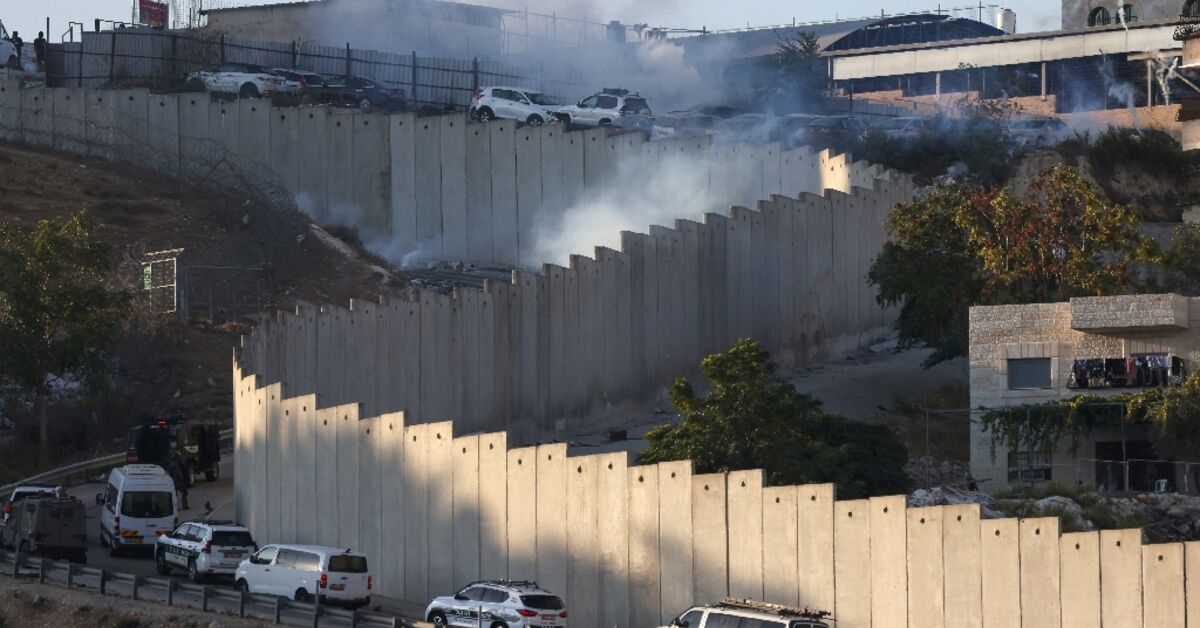 Israeli forces hunt east Jerusalem checkpoint attacker - AL-Monitor ...