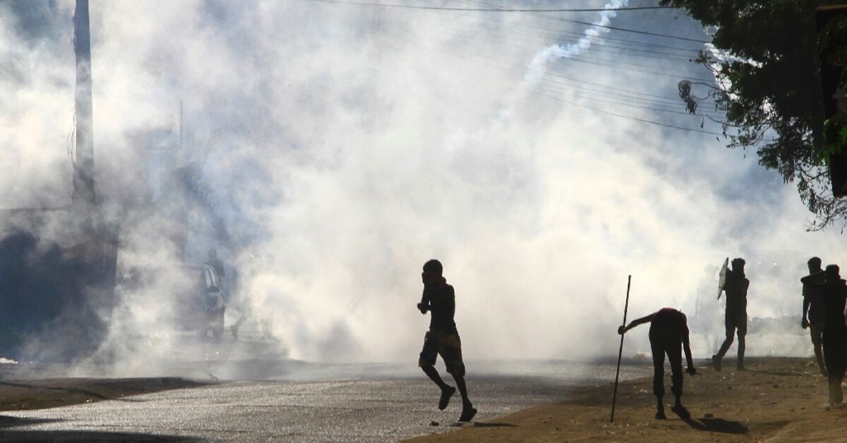 Sudan forces fire tear gas at pro-democracy protesters - AL-MONITOR ...