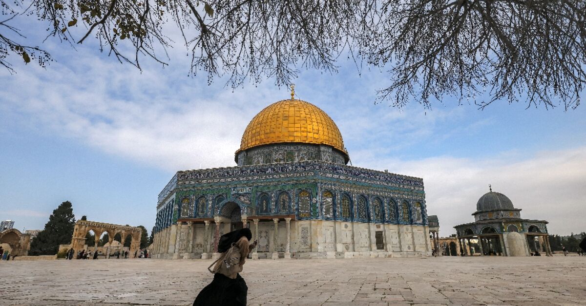 Palestinians mull next moves after Israel minister's Al-Aqsa visit - AL ...