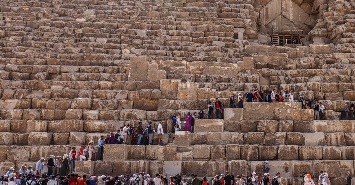 Egypt unveils hidden corridor in Giza pyramid - AL-Monitor: The Middle ...