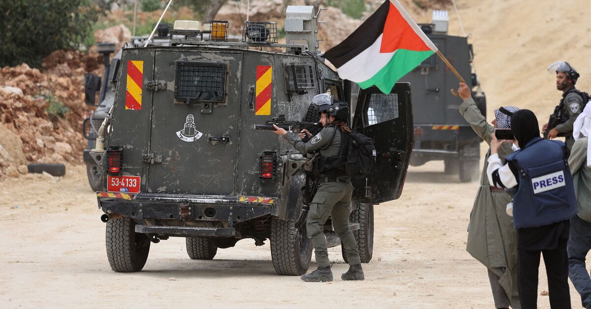 Israeli settlers march to West Bank outpost as Jerusalem tension spikes ...