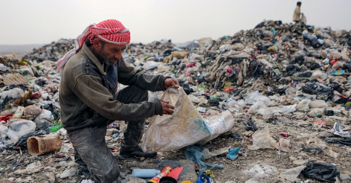 Syrians turn plastic waste into rugs to make a living - AL-Monitor: The ...