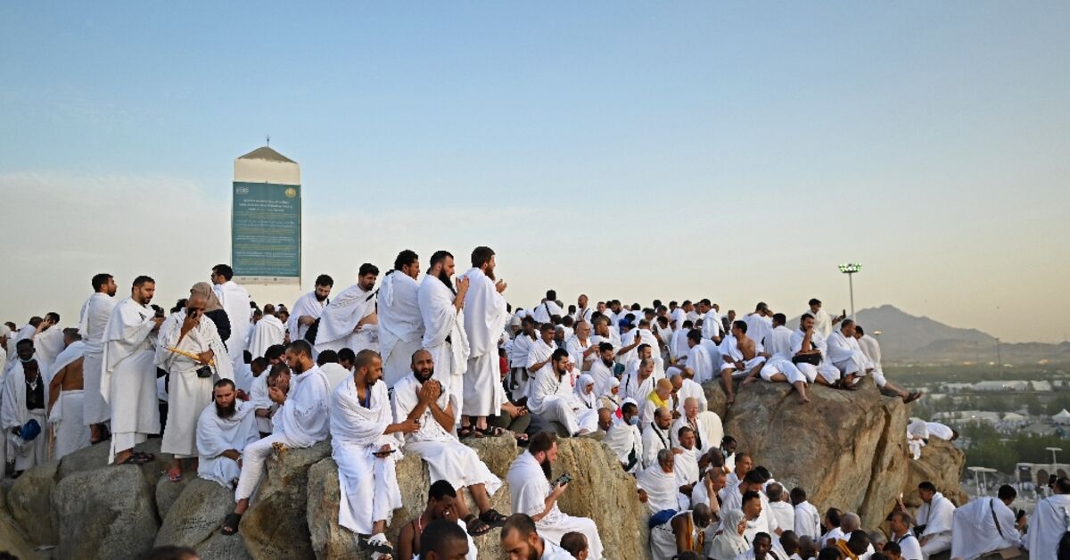 Pilgrims ascend Mount Arafat as hajj peaks under fierce sun - AL ...