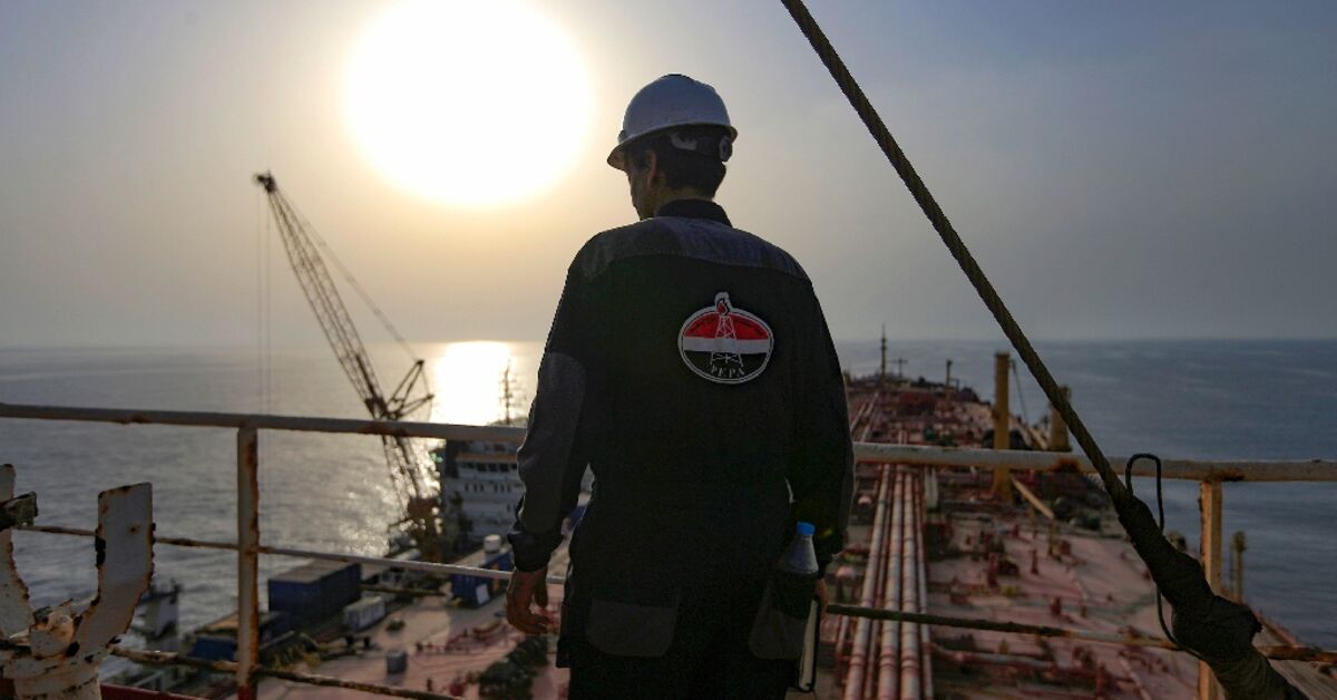 Leaks, repairs, stress: how skeleton crew stopped Red Sea oil disaster ...