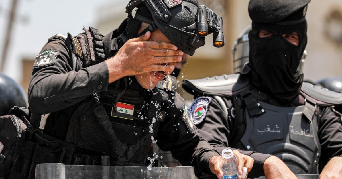 Sun-baked Iraqis protest water and electricity shortages - AL-Monitor ...