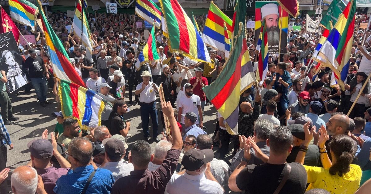 Women play 'prominent' role as hundreds protest in Syria - AL-MONITOR ...