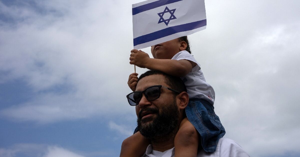 Pro-Israeli demonstrators march in Rio - AL-Monitor: The Middle Eastʼs ...