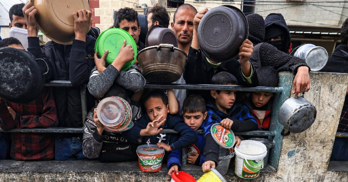 Gripped by hunger, Gazans queue for meagre food - AL-Monitor: The ...