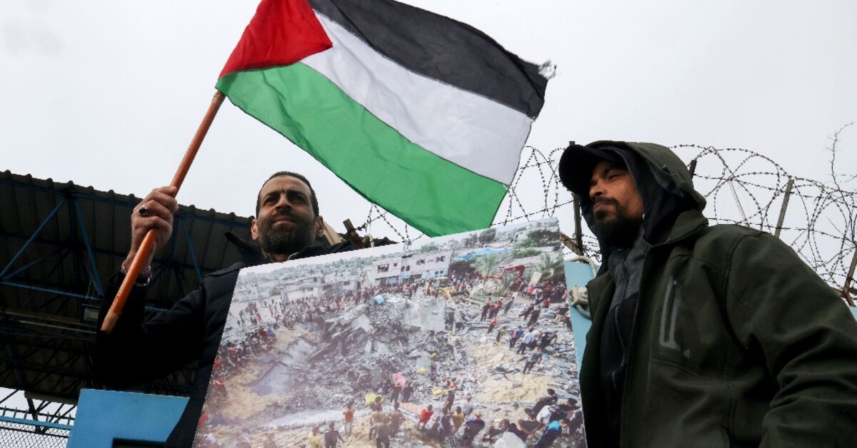 Palestinians in Lebanon protest halt in funding to UN agency - AL ...