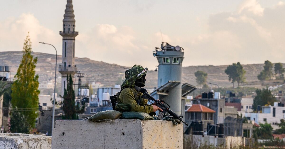 Israeli checkpoints 'paralyse' West Bank life as Gaza war rages - AL ...