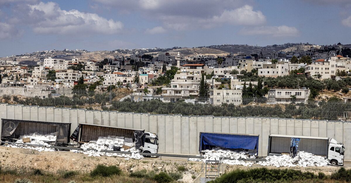 Israeli settlers attack aid convoy of 98 trucks heading to Gaza from ...