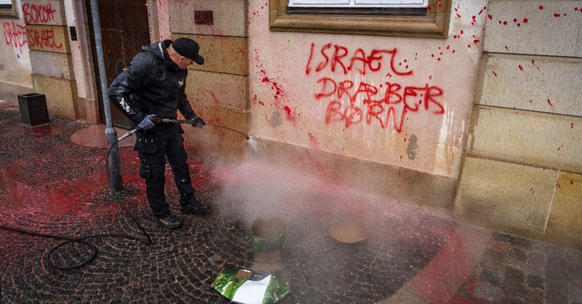 Danish foreign ministry spray-painted with anti-Israeli messages - AL ...