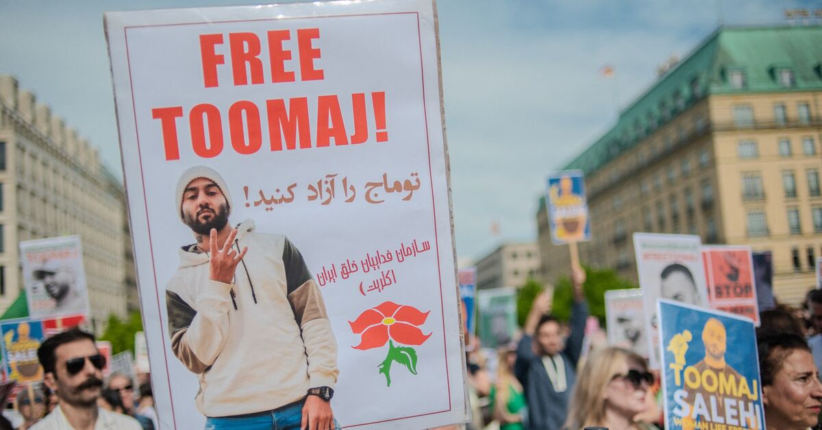 Iranian rapper Toomaj, who supported protests, released from prison ...