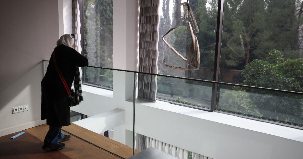 Syrians explore ousted Assad's Damascus home - AL-Monitor: The Middle ...