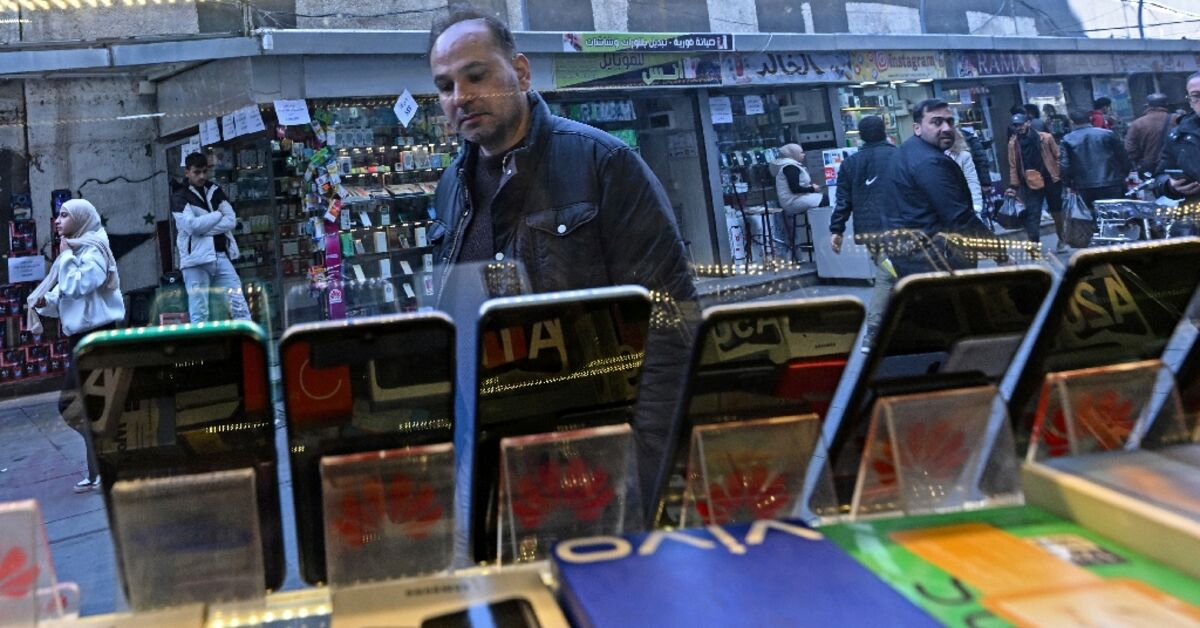 Syria phone shops free from Assad-linked monopoly - AL-Monitor: The ...