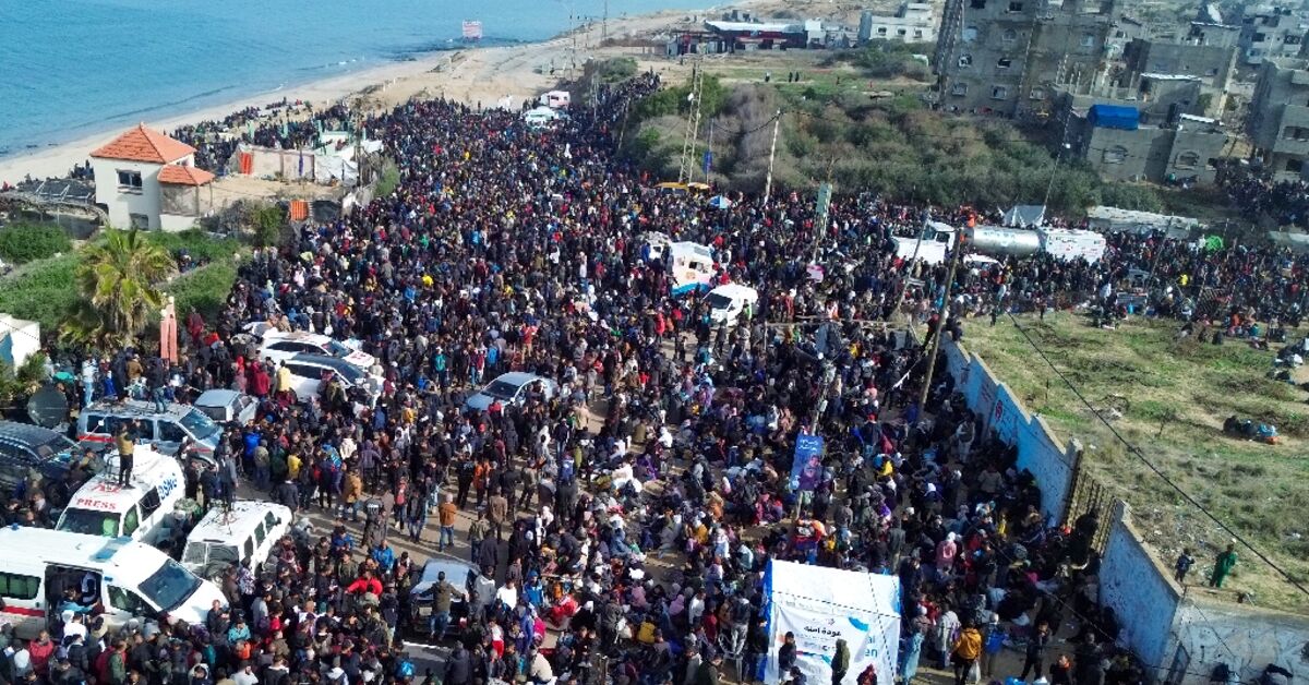 Displaced Gazans mass at Israeli barrier waiting to reach north - AL ...