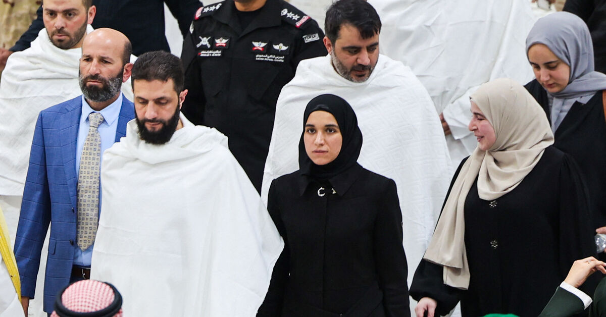 La esposa de Sharaa, Latifa Droubi, hace su primera aparición fuera de Siria: lo que sabemos ...