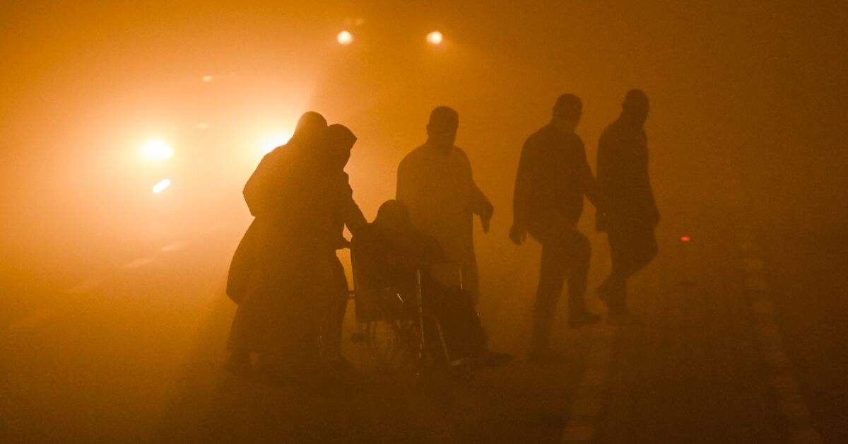 Iraq sandstorm closes airports, puts 3,700 people in hospital - AL ...