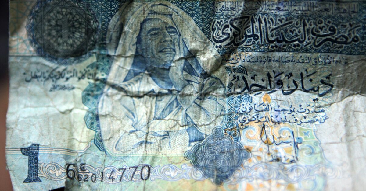 الليبيون يتدفقون على البنوك وسط أزمة سيولة، والحكومة تطبع 11 مليار ...