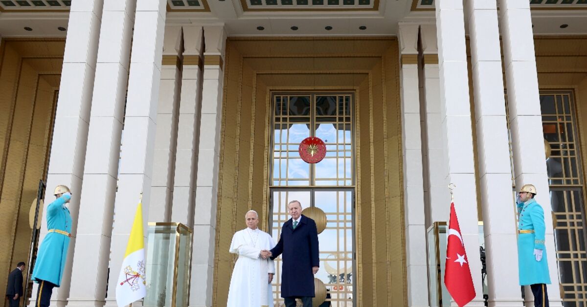 Pope urges Turkey to embrace mediator role on first overseas trip - AL ...