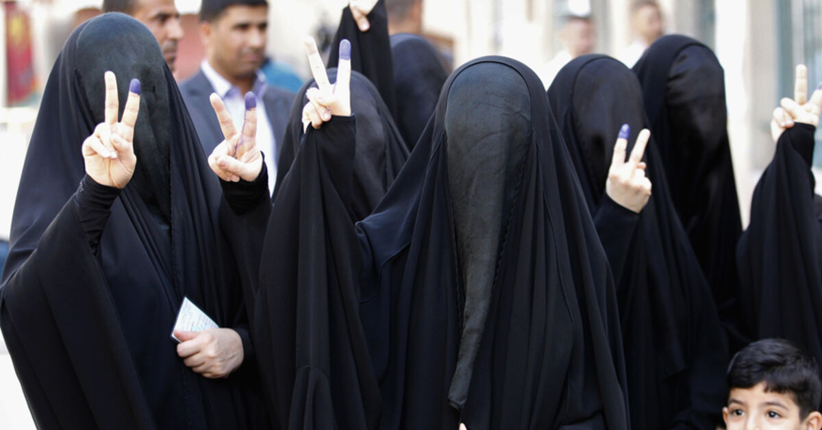 Iraqi women don more conservative dress - AL-Monitor: The Middle Eastʼs ...