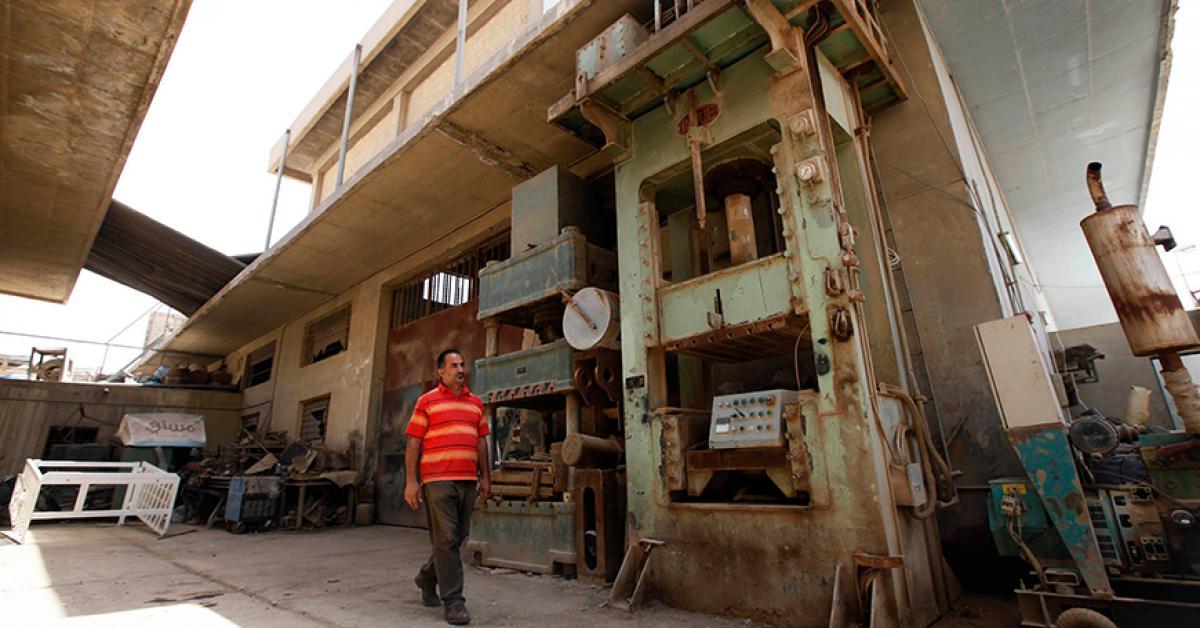 How to overcome Iraq’s economic crisis - AL-MONITOR: The Middle Eastʼs ...