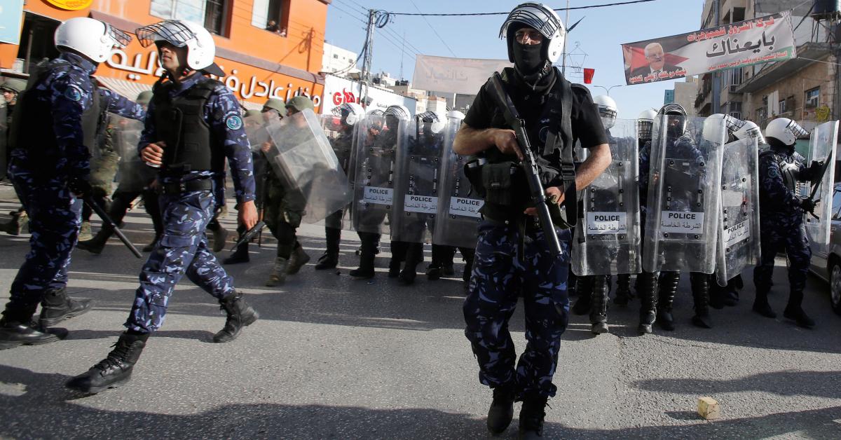 Palestinian police patrol Hebron in rare sight for locals - AL-Monitor ...