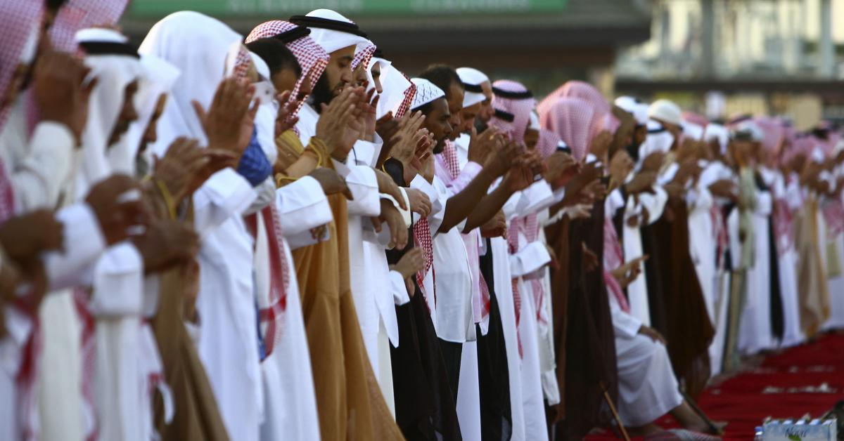 Saudi Arabia’s grand mufti says Ramadan prayers to be held at home - AL ...