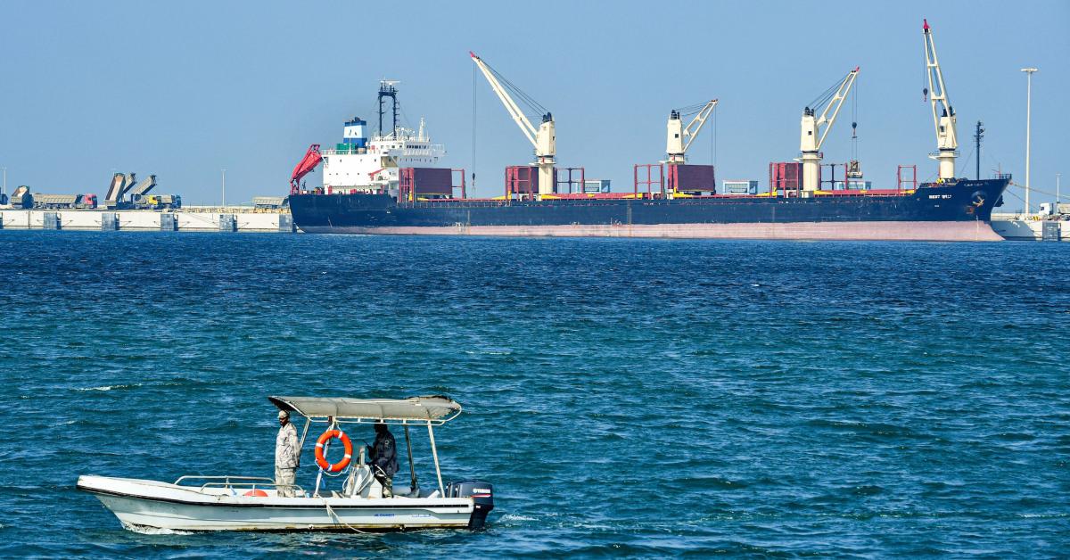 Fuel tanker in Saudi Arabia hit by explosion - AL-Monitor: The Middle ...